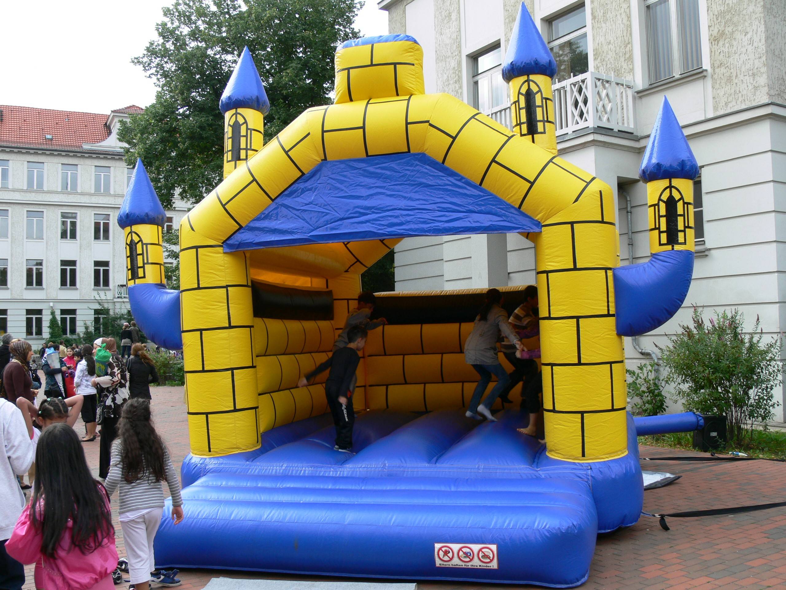 Hüpfburg mieten Berlin HÜPFBURG Camelot gelb im Verleih 030-981010