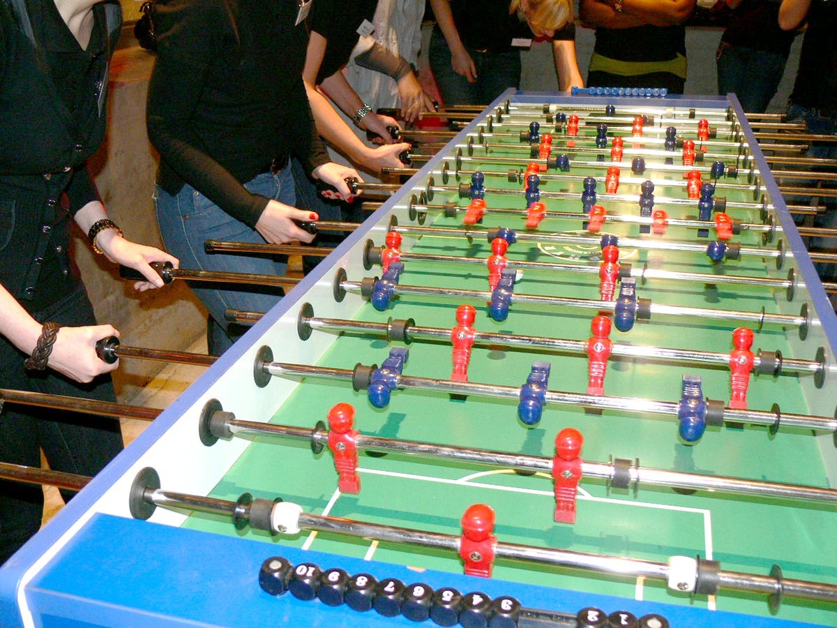 XXL Tisch Kicker mieten in Berlin Riesen TISCHKICKER im Verleih